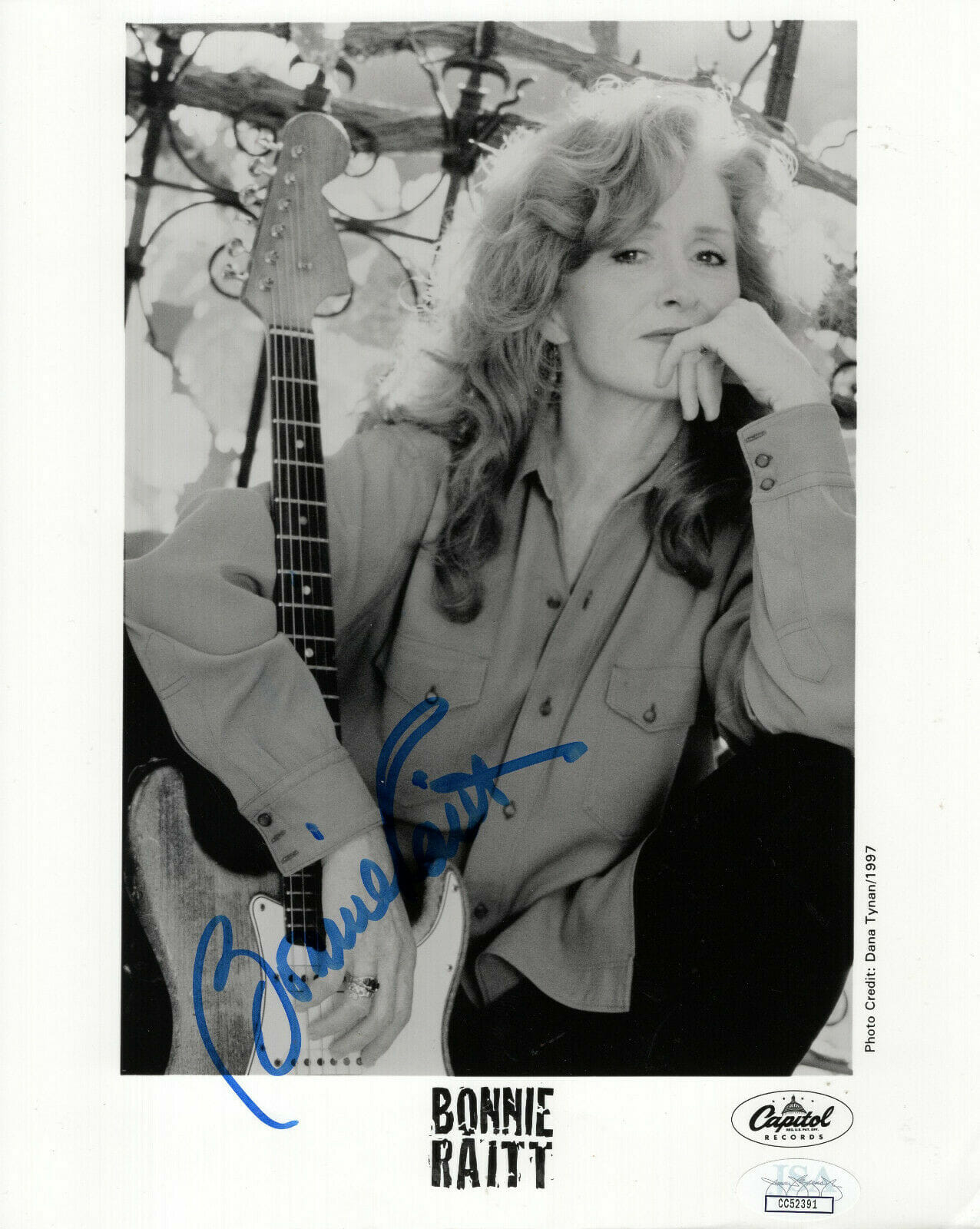 BONNIE RAITT HAND SIGNED 8x10 PHOTO GREAT POSE+GUITAR MUSIC LEGEND JSA ...