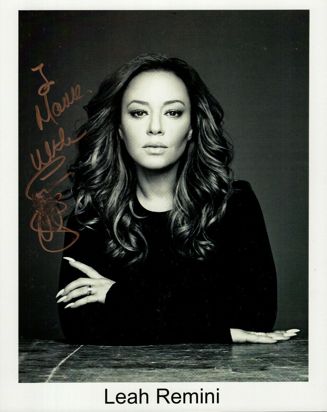 LEAH REMINI HAND SIGNED 8x10 PHOTO+COA GORGEOUS+SEXY POSE TO MARK ...