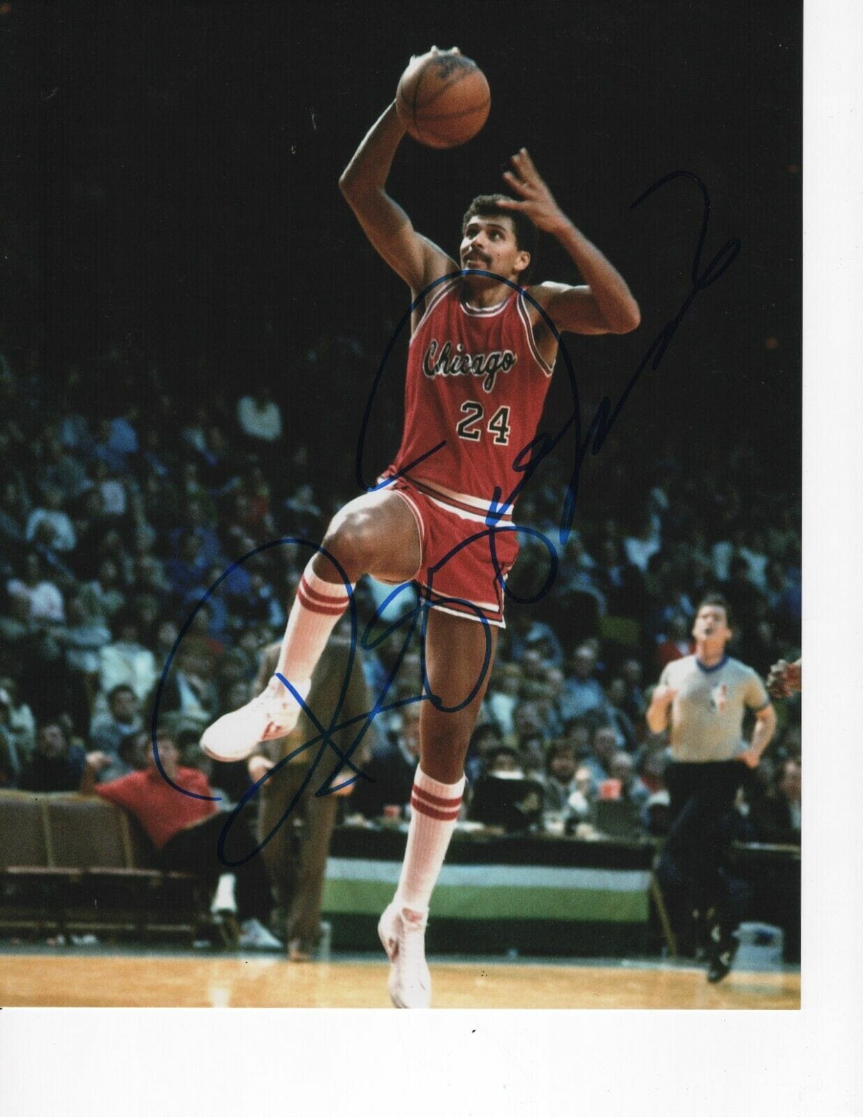CHICAGO BULLS REGGIE THEUS SIGNED DUNKING 8X10 | Autographia