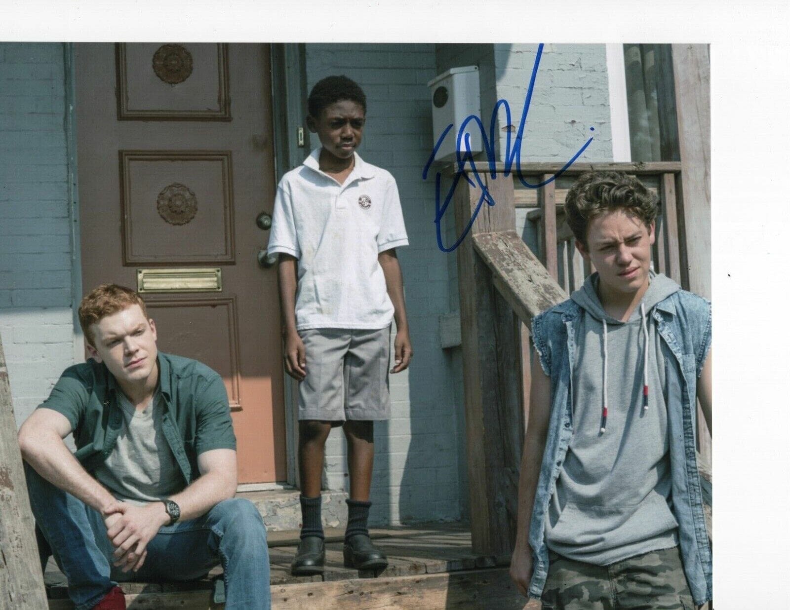 SHAMELESS ETHAN CUTKOSKY SIGNED 8X10 ON THE FRONT PORCH | Autographia