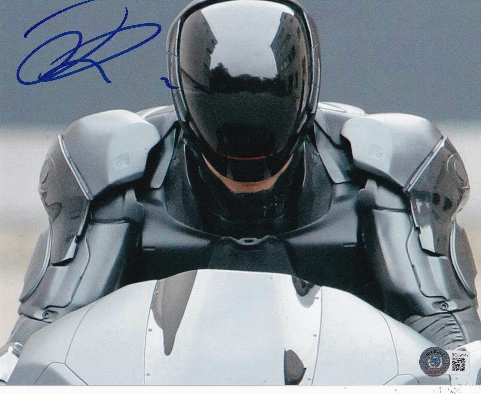 JOEL KINNAMAN signed (ROBOCOP) Alex Murphy Movie 8X10 photo BECKETT BAS ...