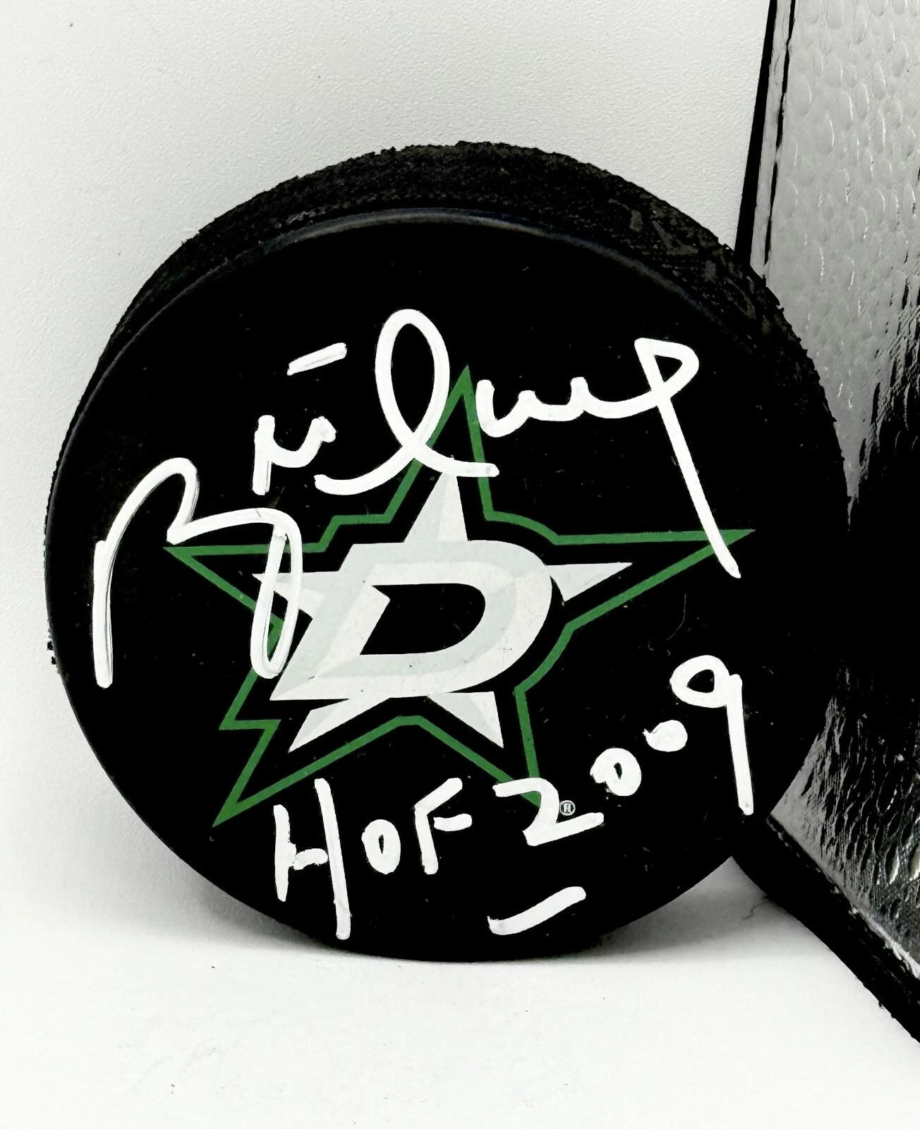 Brett Hull signed Dallas Stars Puck W/ HOF Inscription Beckett ...