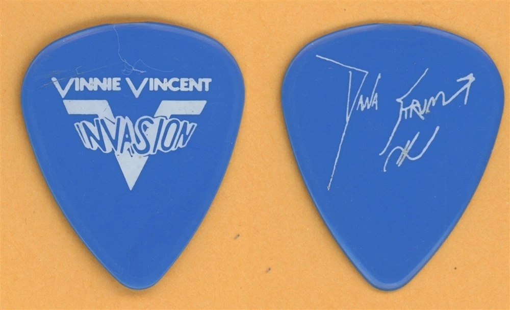 Vinnie Vincent Dana Strum Vintage Guitar Pick - 1986 Invasion Tour | Autographia