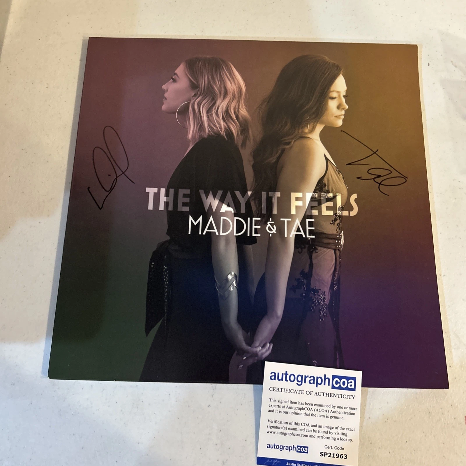 MADDIE & TAE SIGNED AUTOGRAPH VINYL ALBUM ACOA THE WAY IT FEELS RECORD ...