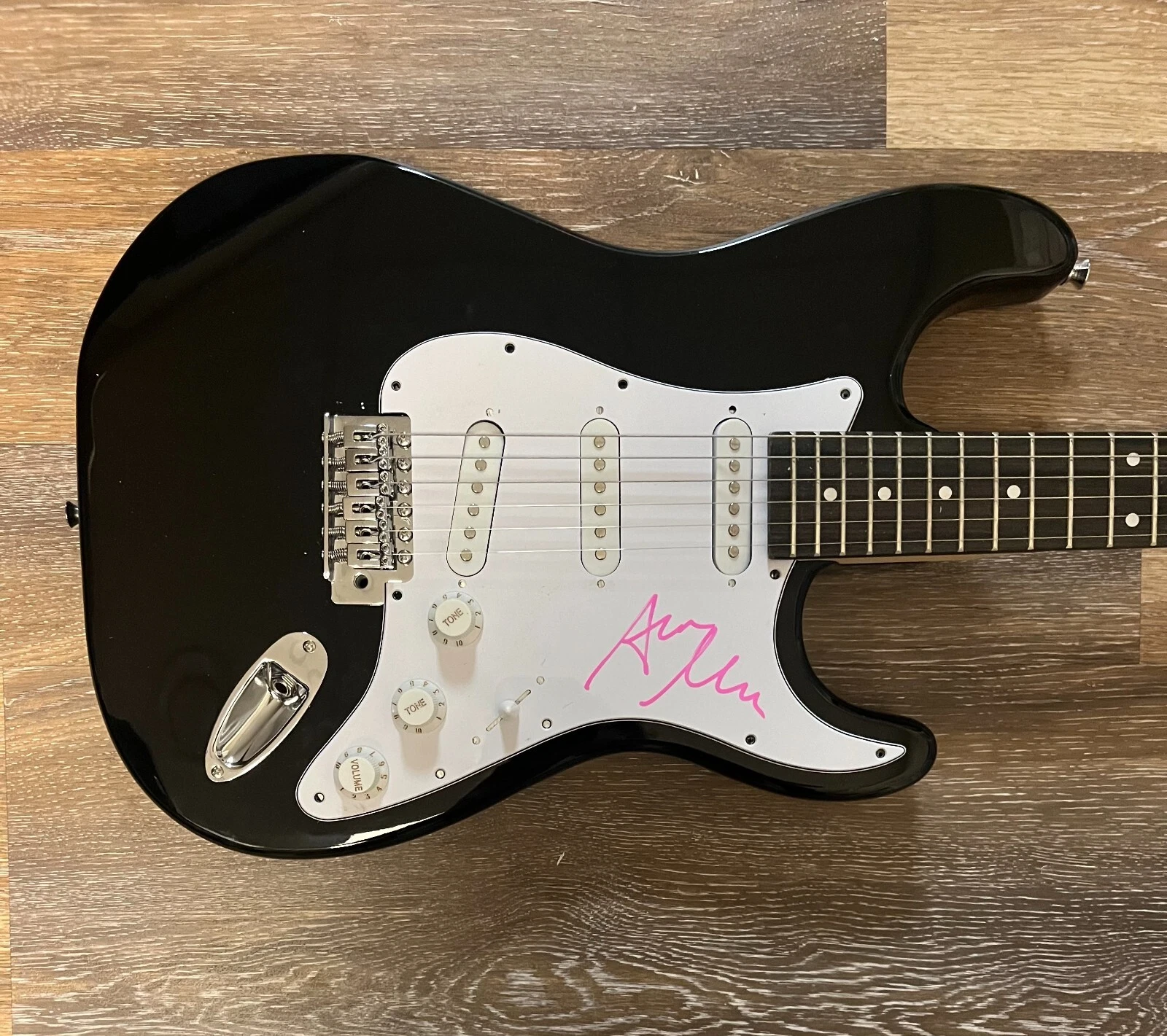 * AVA MAX * signed electric guitar * SWEET BUT PSYCHO * 1 | Autographia