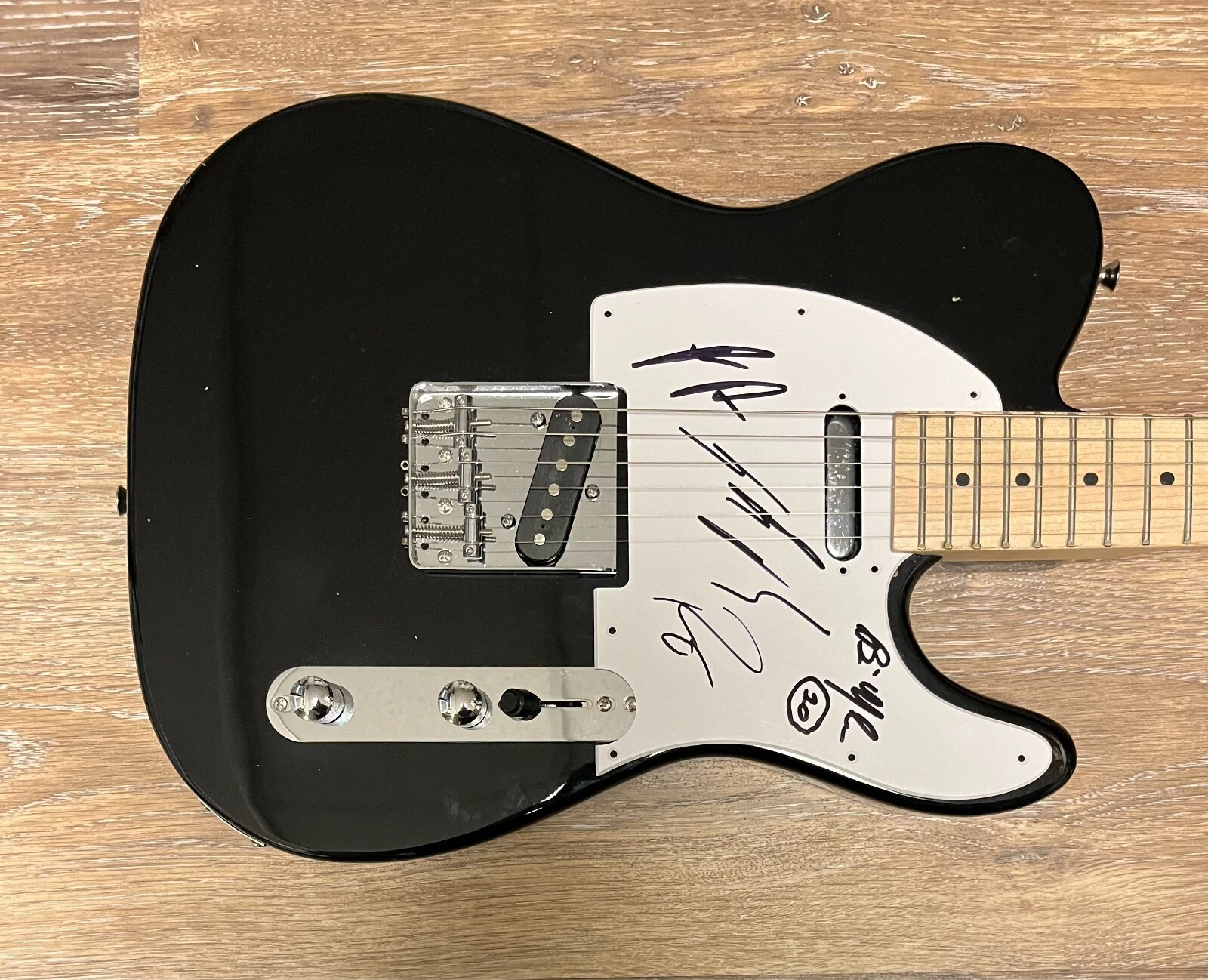 * MATCHBOX TWENTY * signed guitar * ROB THOMAS, BRIAN, PAUL & KYLE * 1 ...