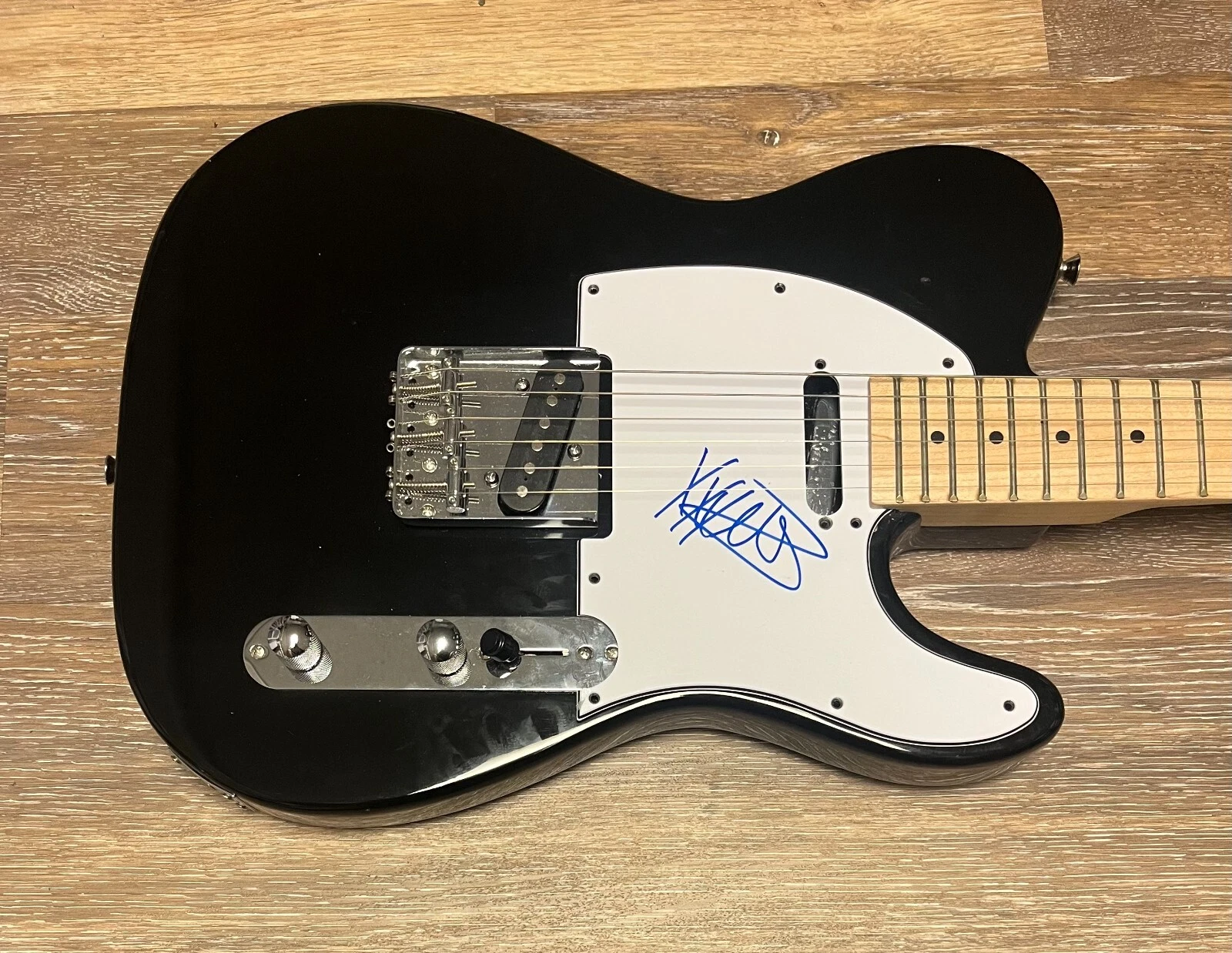 * TAYLOR MOMSEN * signed electric guitar * THE PRETTY RECKLESS ...