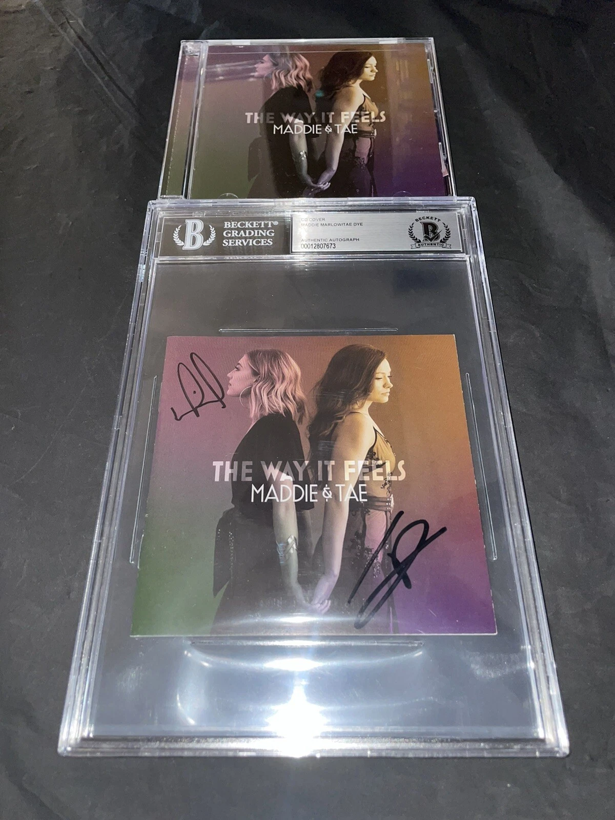 Maddie & Tae Signed The Way It Feels CD Superstar Beckett Encap ...